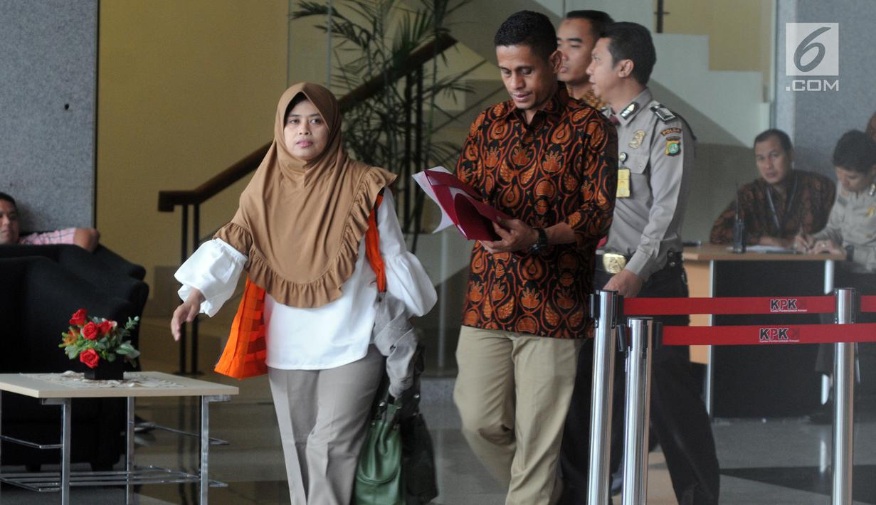 FOTO: Ekspresi Anggota DPRD Kebumen Usai Perpanjang Masa Penahanan di KPK - Foto Liputan6.com