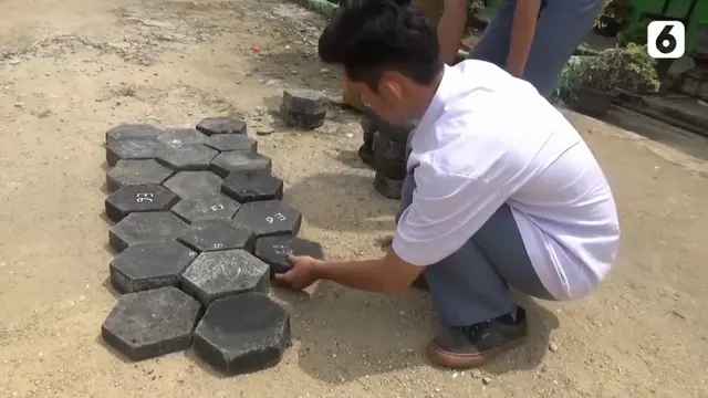 BERANI BERUBAH: Siswa Membuat Paving Block Dari Sampah Plastik - Bisnis Liputan6.com
