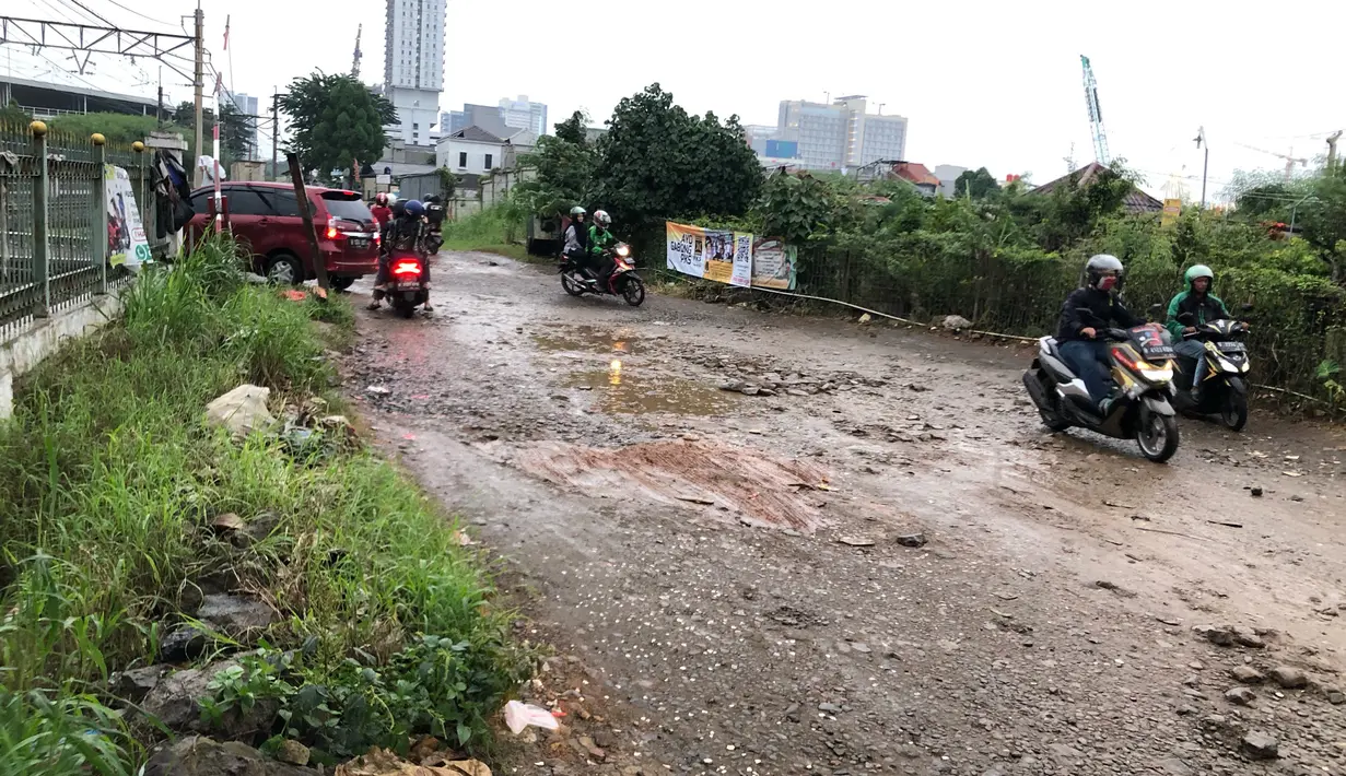 FOTO: Bertahun-tahun Tidak Diperbaiki, Jalan Rusak di Depok Ini Kian Terbengkalai - Foto ...