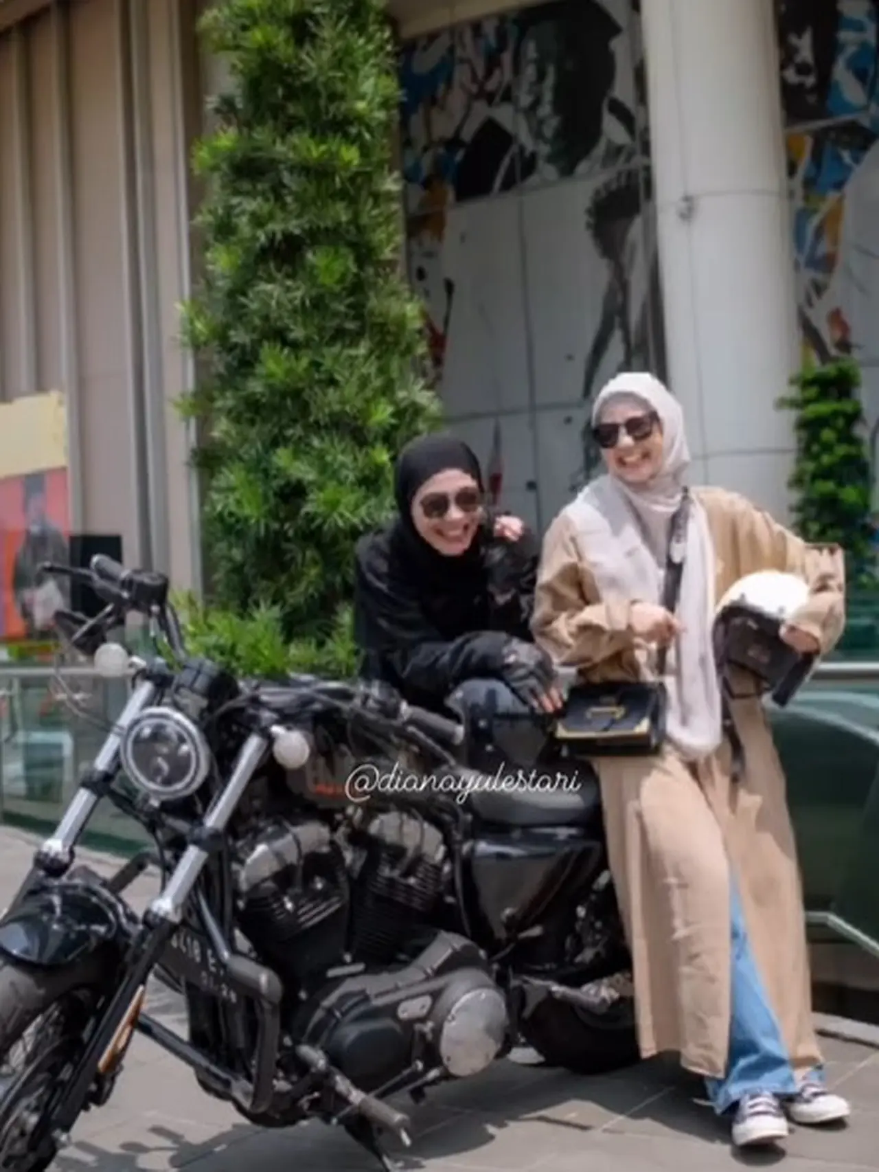 8 Potret Dian Ayu Lestari Boncengin Natasha Rizki, Gayanya Keren Banget