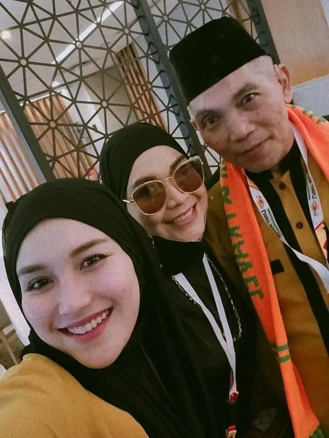 Umrah Bareng Keluarga, Intip 9 Potret Ayu Ting Ting yang Cantik Berhijab - Entertainment Fimela.com