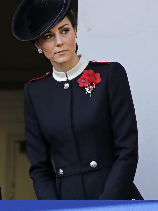 Makna Bunga Poppy yang Tersemat di Gaun Kate Middleton - Lifestyle ...