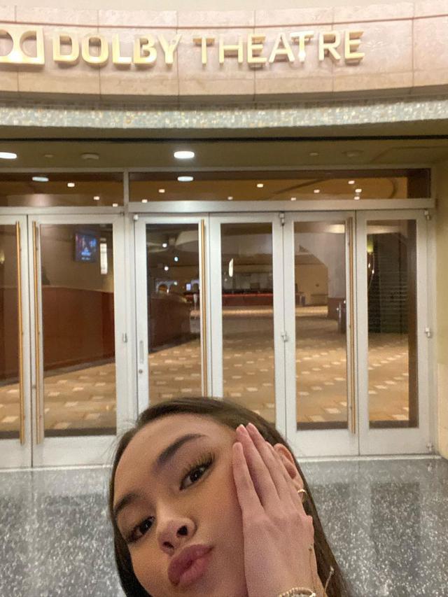 6 Potret Caitlin Halderman di Gala Premiere Dr Strange 2, Roknya Curi ...