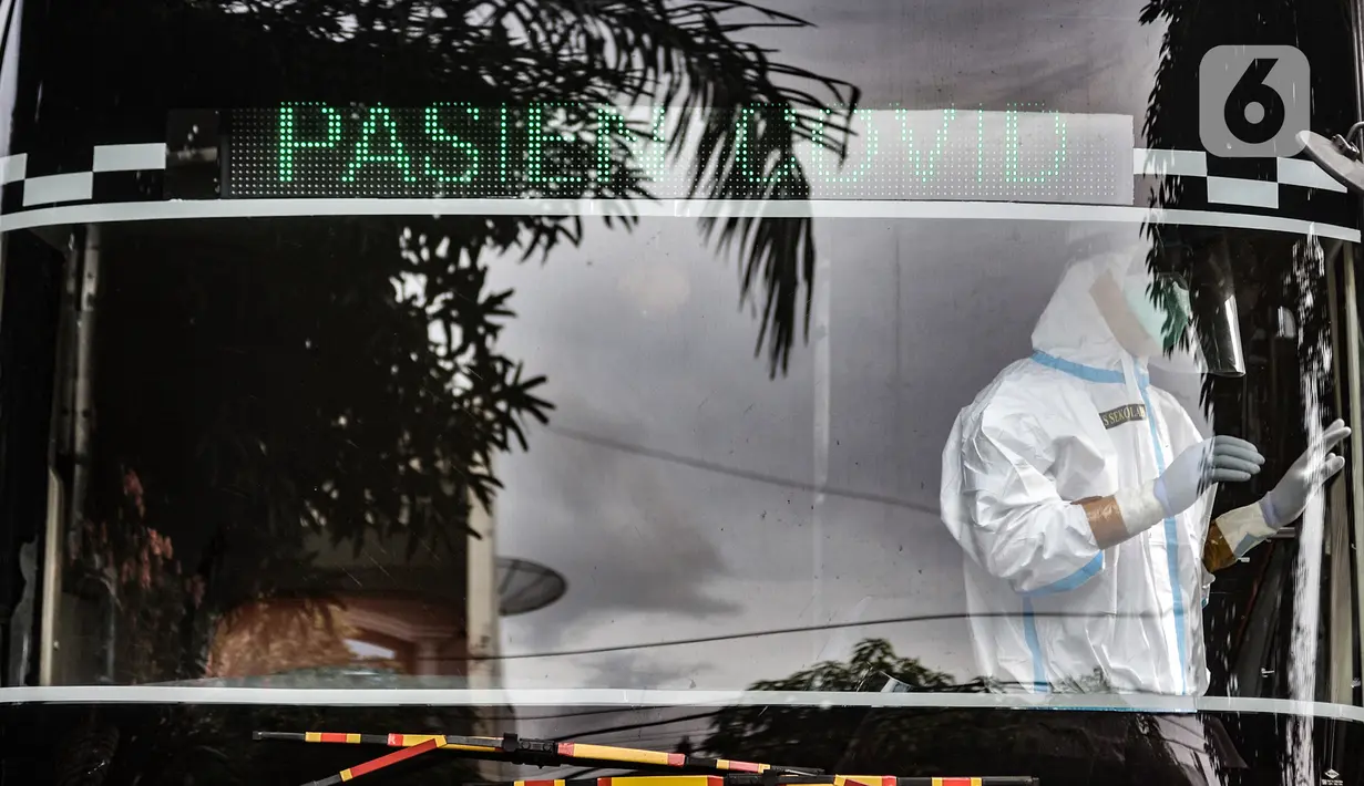 FOTO: Bus Sekolah Evakuasi Pasien COVID-19 ke Wisma Atlet - Foto ...