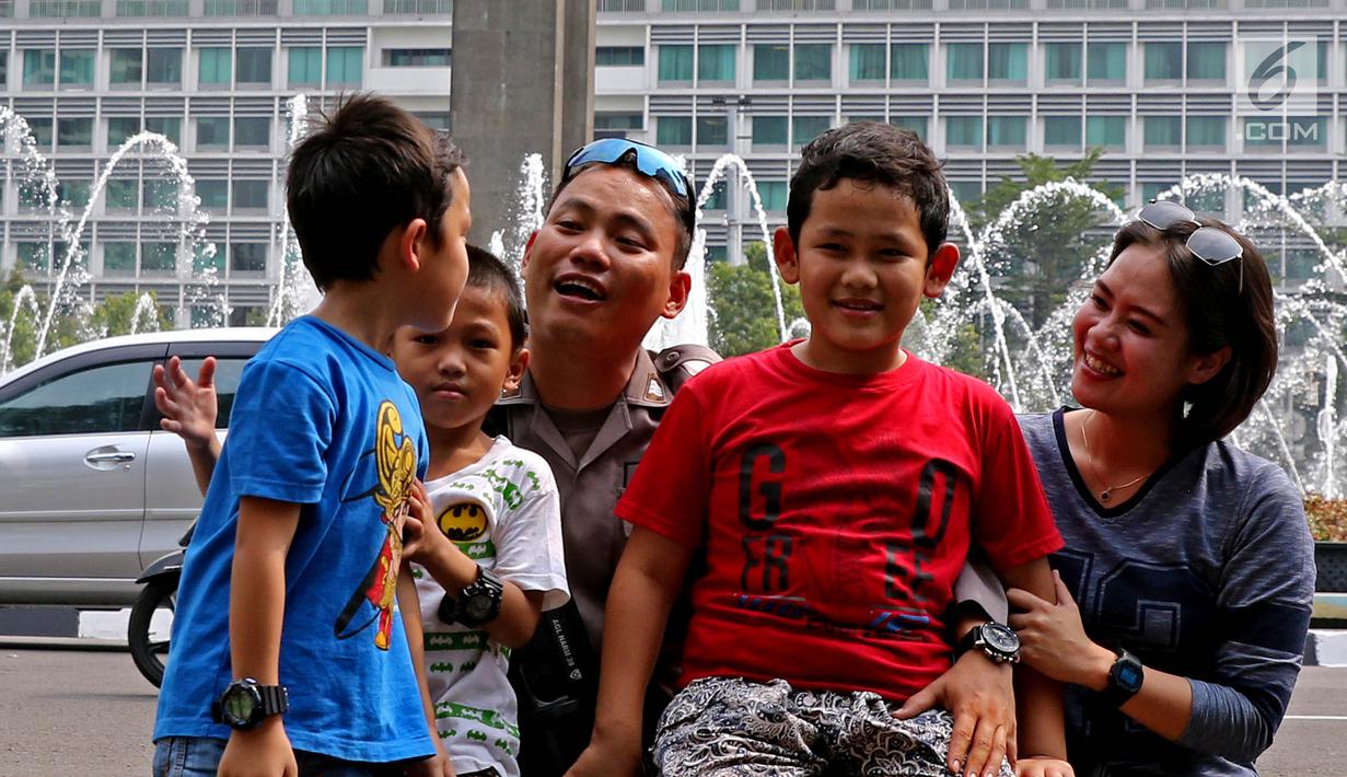 FOTO: Kisah Anggota Polisi yang Rela Tak Pulang Kampung Demi Jaga Ibu ...