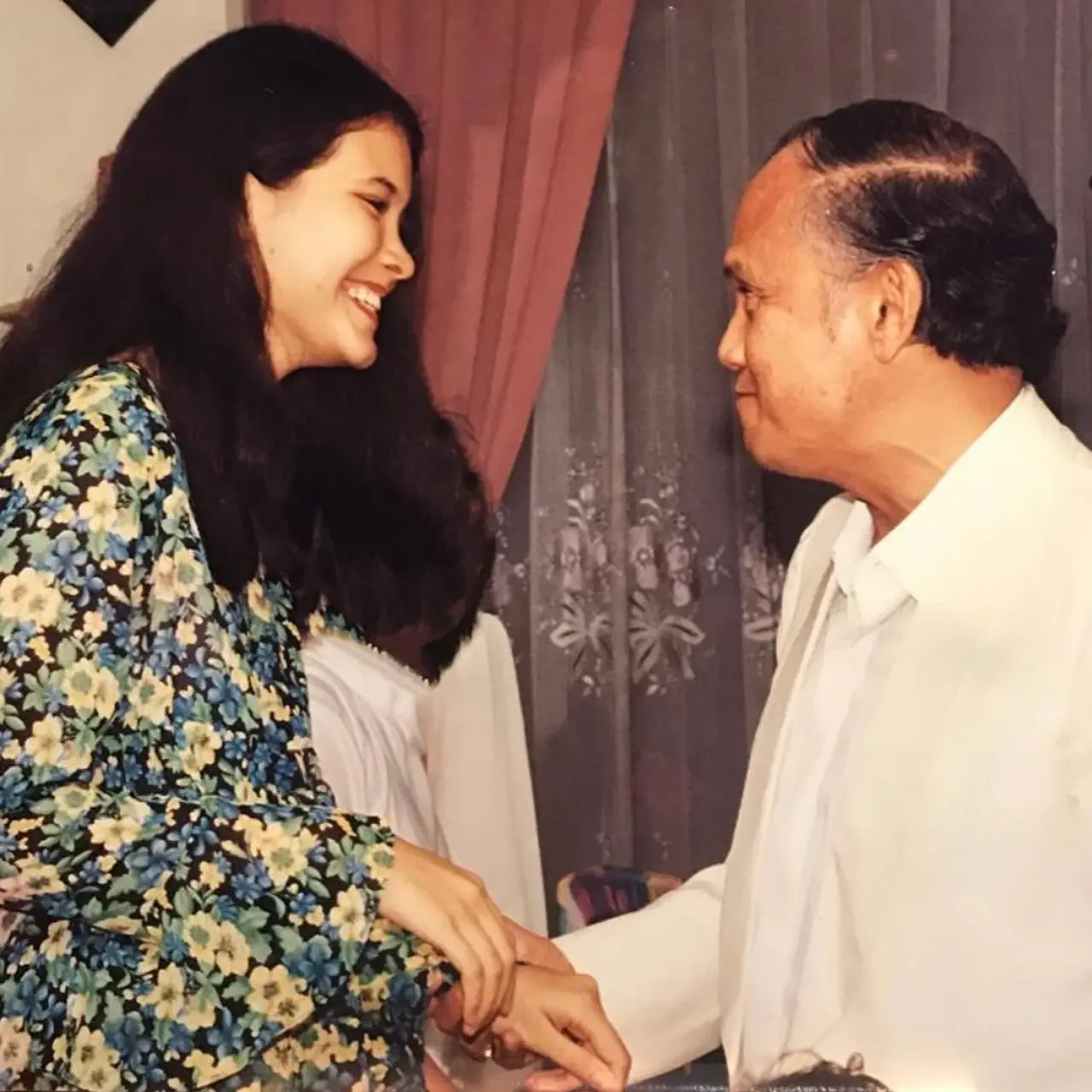 Melanie Subono Unggah Foto Lawas dengan BJ Habibie, Curhat Tiket ...