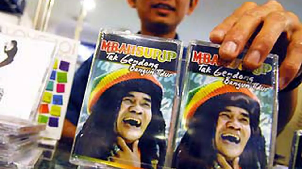 VCD Bajakan Mbah Surip Laris - ShowBiz Liputan6.com