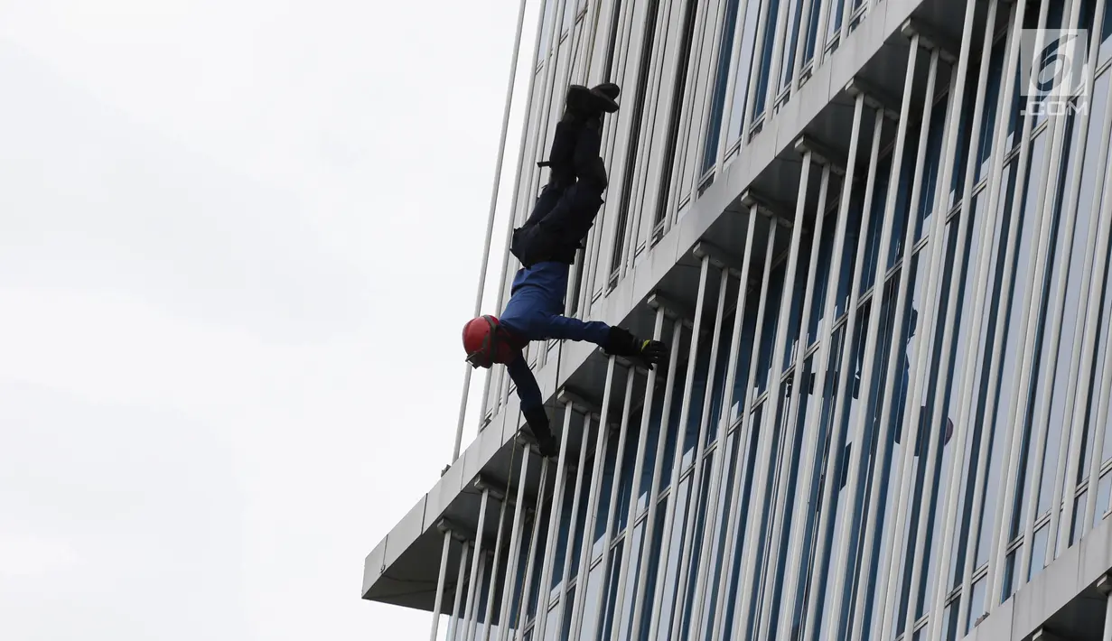 FOTO: Gempa 7,5 SR, Kepala BNPB Dievakuasi Pakai Tali dari Lantai 10 ...