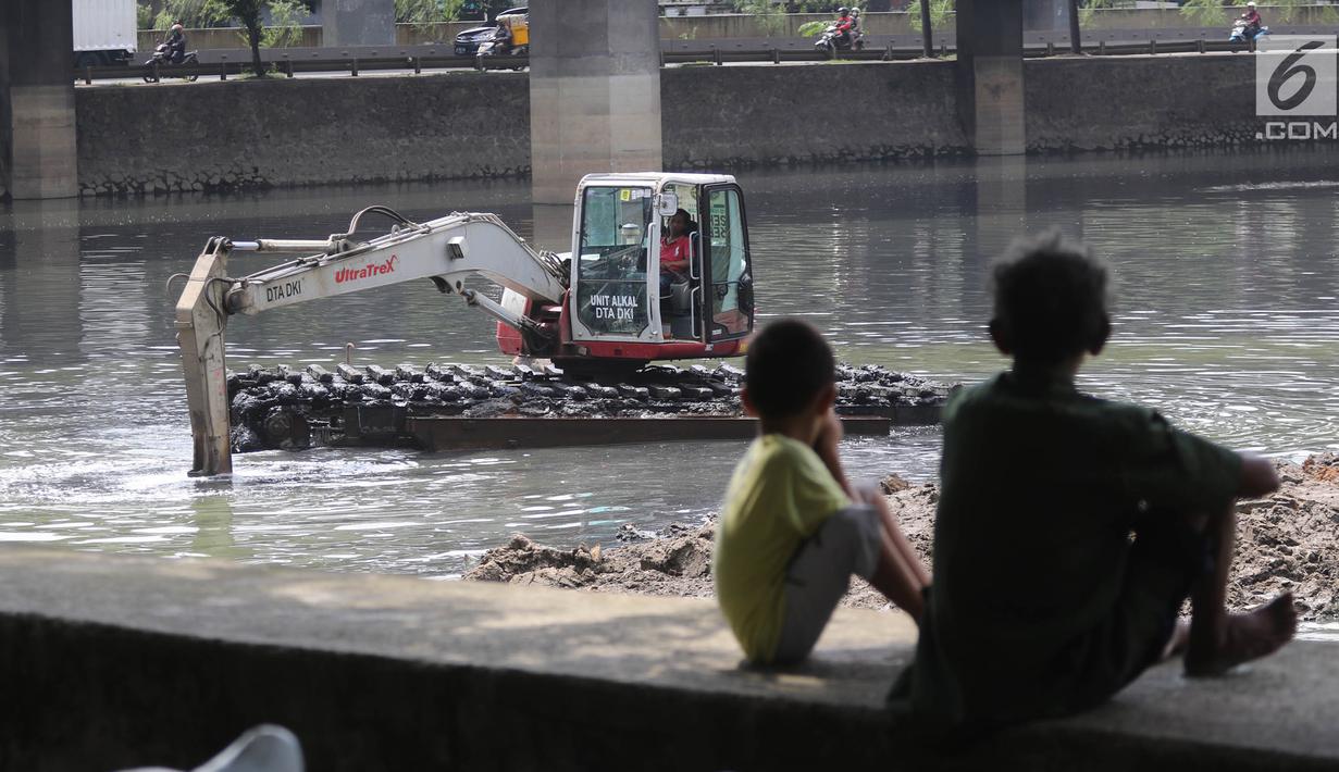 FOTO: Antisipasi Banjir, Pengerukan Waduk Grogol Jadi Tontonan Warga