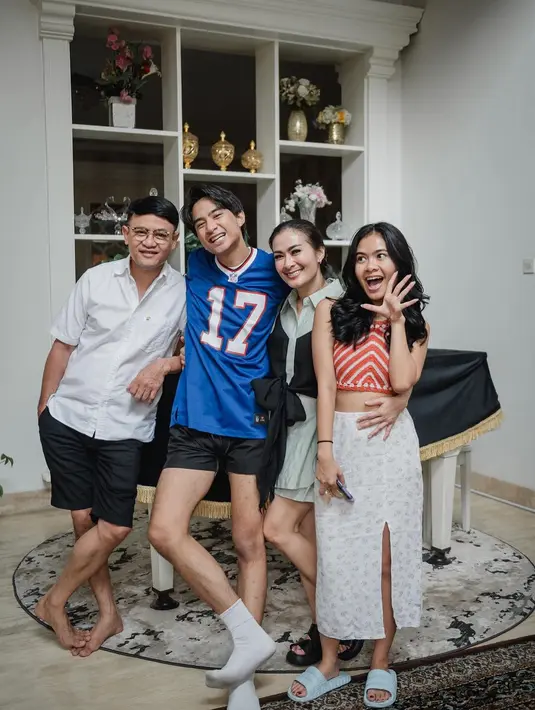 Dapat Hadiah Mahal dari Iis Dahlia, 10 Potret Kejutan dan Perayaan Ultah Devano ke-21 - Photo ...