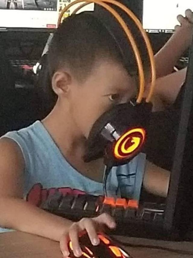 7 Potret Cara Orang Pakai Headset Ini Nyeleneh, Bikin Geleng Kepala ...
