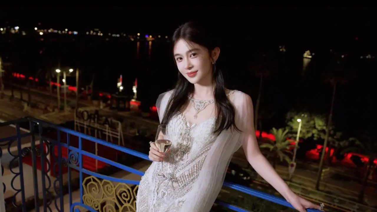 Aktris China Zhao Yingzi Diusir dari Red Carpet Cannes 2025, Gaunnya Dianggap Terlalu Tipis ...