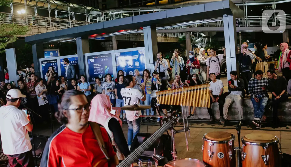 FOTO: Menikmati Musik Tepi Barat dan Timur, Hiburan Gratis di Trotoar ...