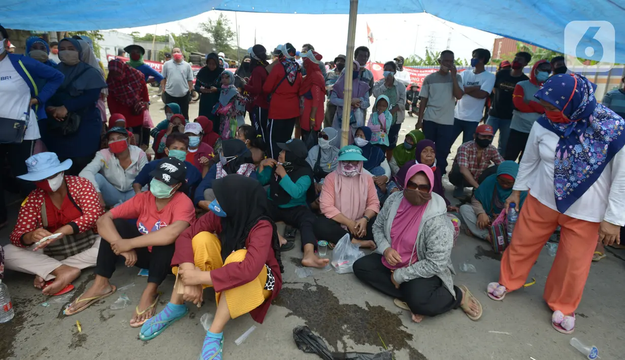 FOTO: Tuntut Ganti Rugi, Warga Kampung Sawah Blokir Jalan - Foto ...