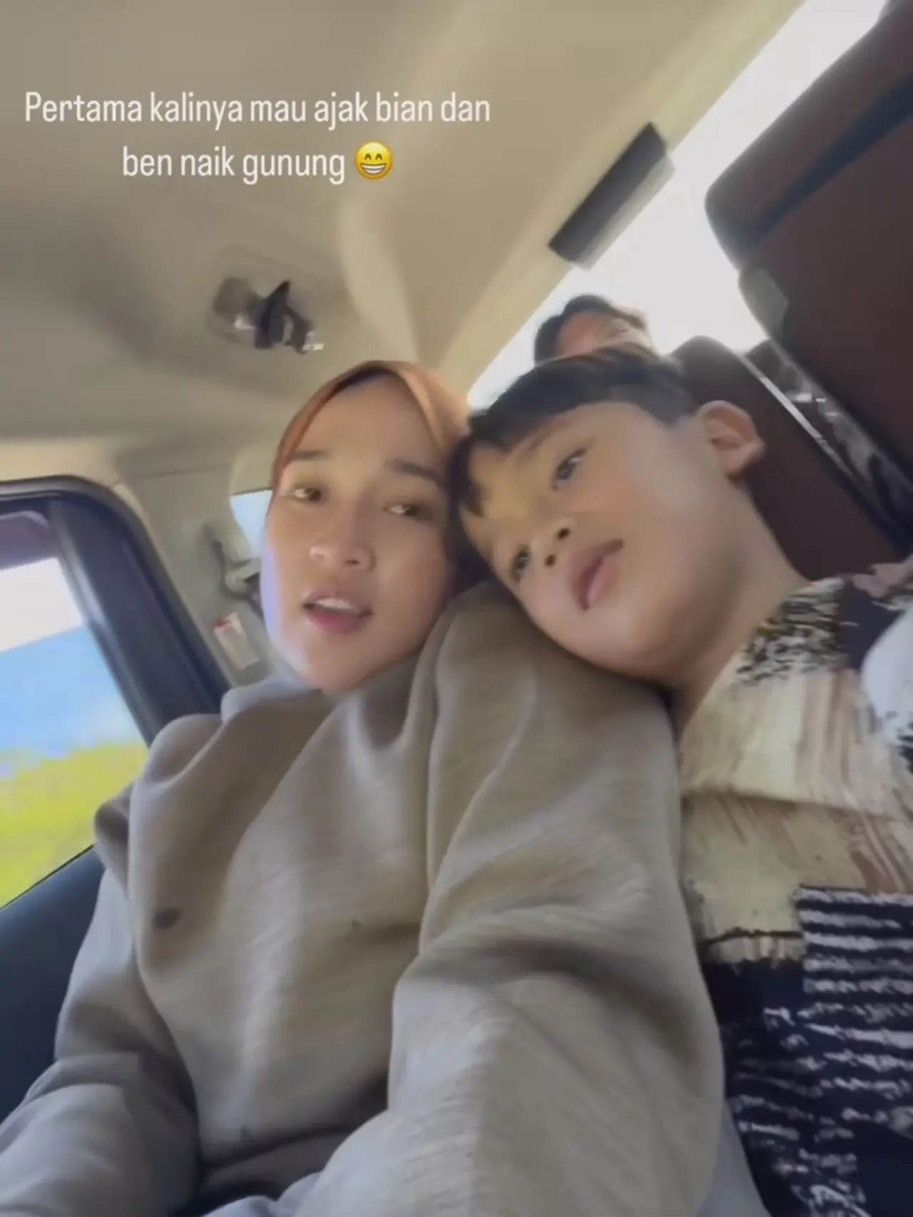 8 Potret Ririe Fairus Ajak Dua Anaknya Naik Gunung, Nikmati Keindahan ...