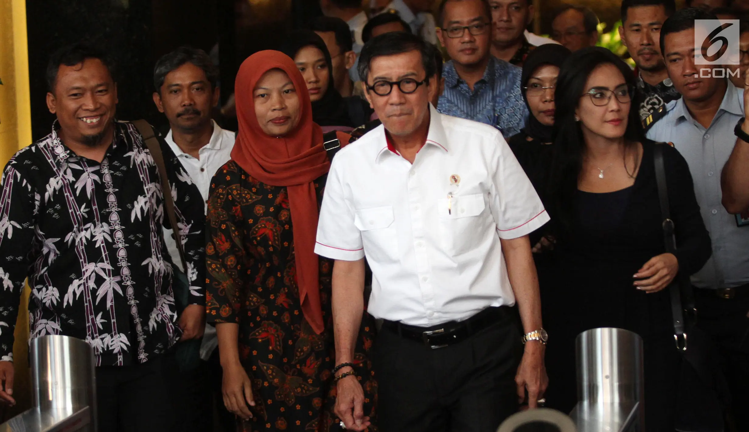 FOTO: Ekspresi Baiq Nuril Usai Bertemu Menkumham Yasonna Laoly - Foto ...