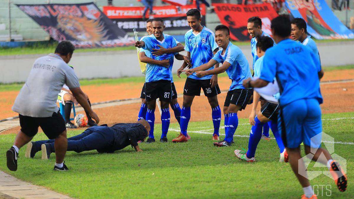 Selebrasi Lucu Nova Arianto saat Pemain Madiun Putra Pesta 6 Gol