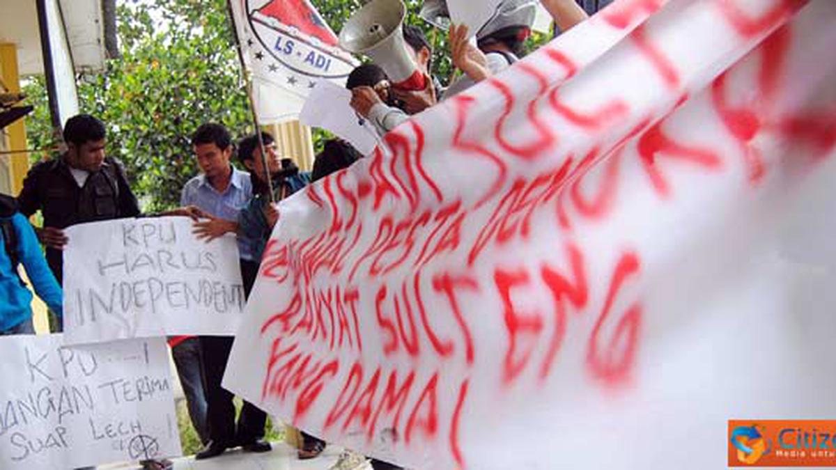 Demo KPU Sulawesi Tenggara - Foto Liputan6.com