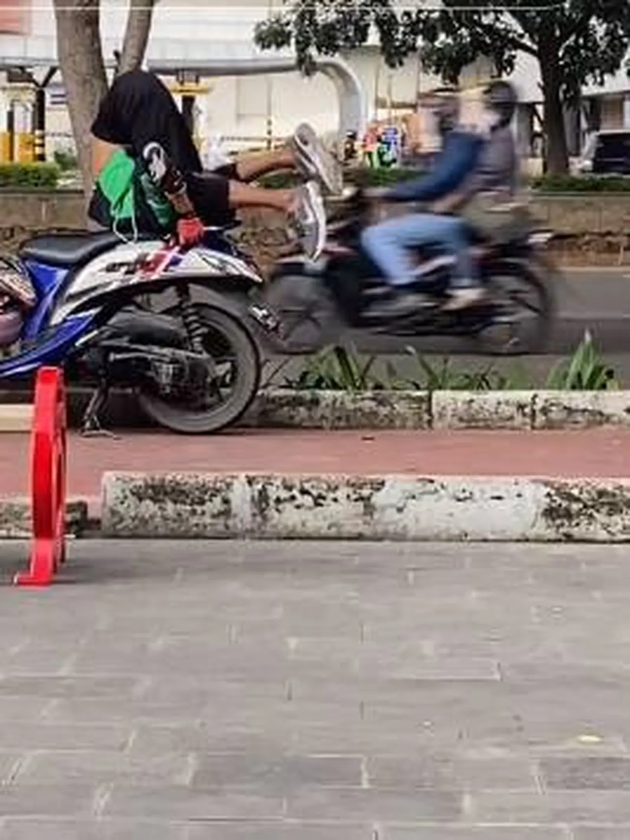 Viral Aksi Driver Ojol Tunggu Orderan Ini Malah Atraksi di Atas Motor - Hot Liputan6.com