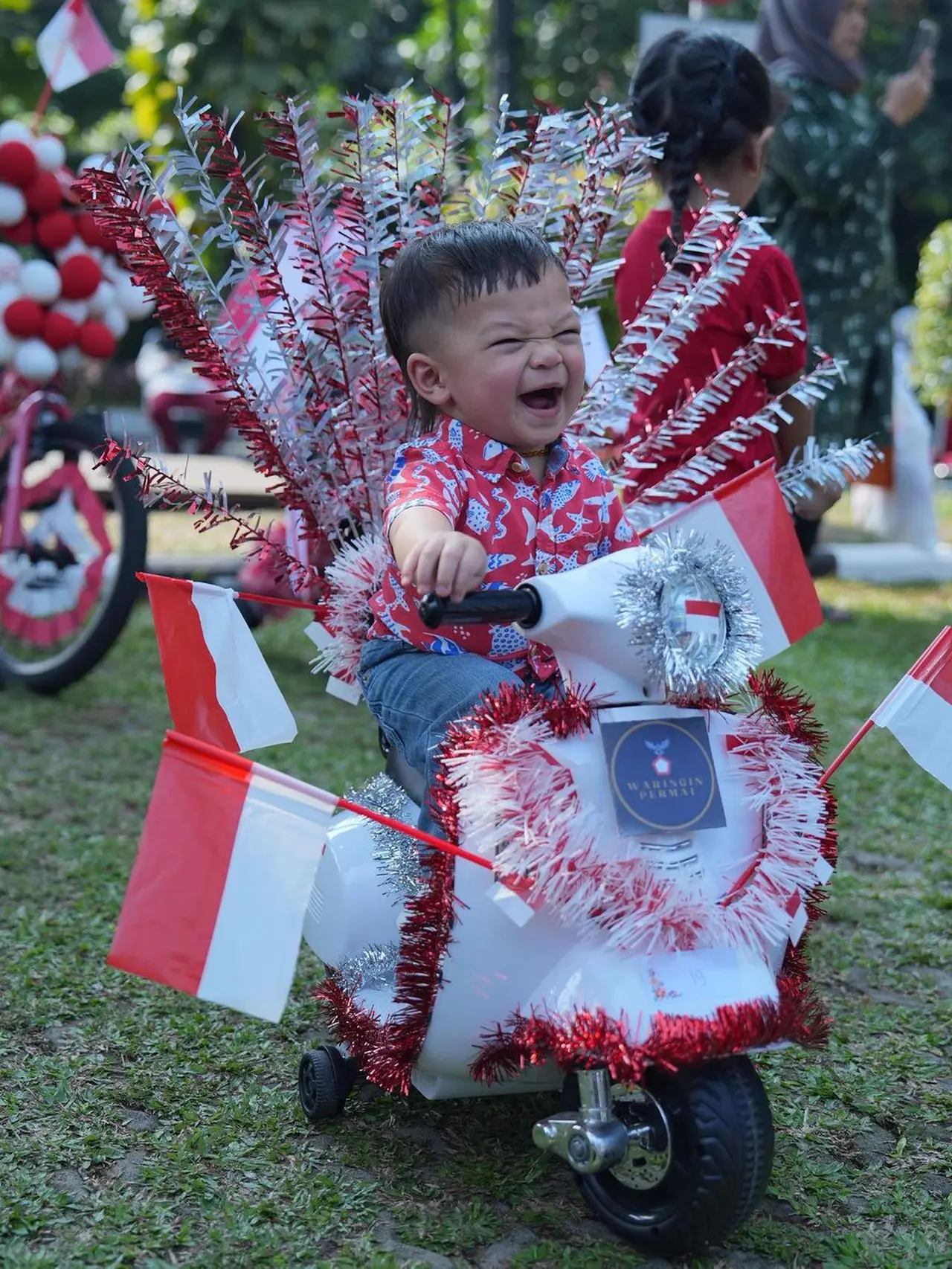 10 Potret Gemasnya Baby Izz Puta Nikita Willy Pegang Piala Menang Lomba ...