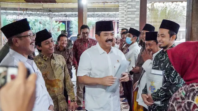 Menteri Hadi Bagikan Sertifikat Wakaf dan Hasil PTSL di Bangkalan Madura - News Liputan6.com