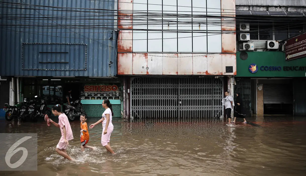 Banjir Genangi Jalan Gunung Sahari Lalu Lintas Lumpuh Foto