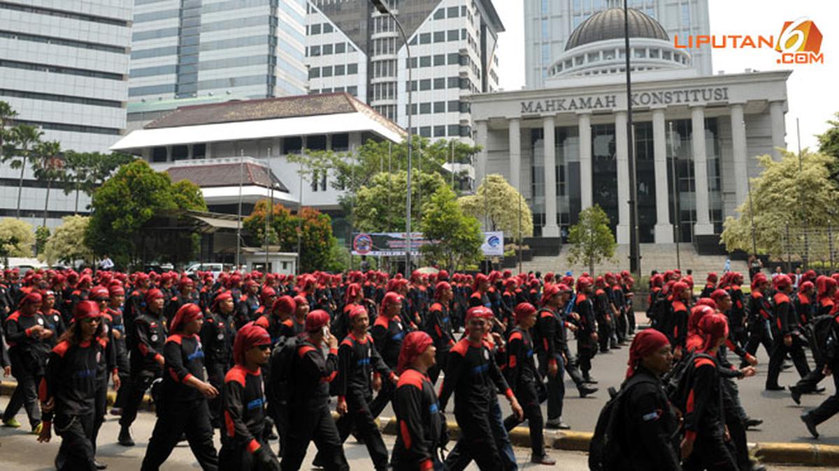 Istana Negara Digeruduk Ribuan Buruh - Foto Liputan6.com