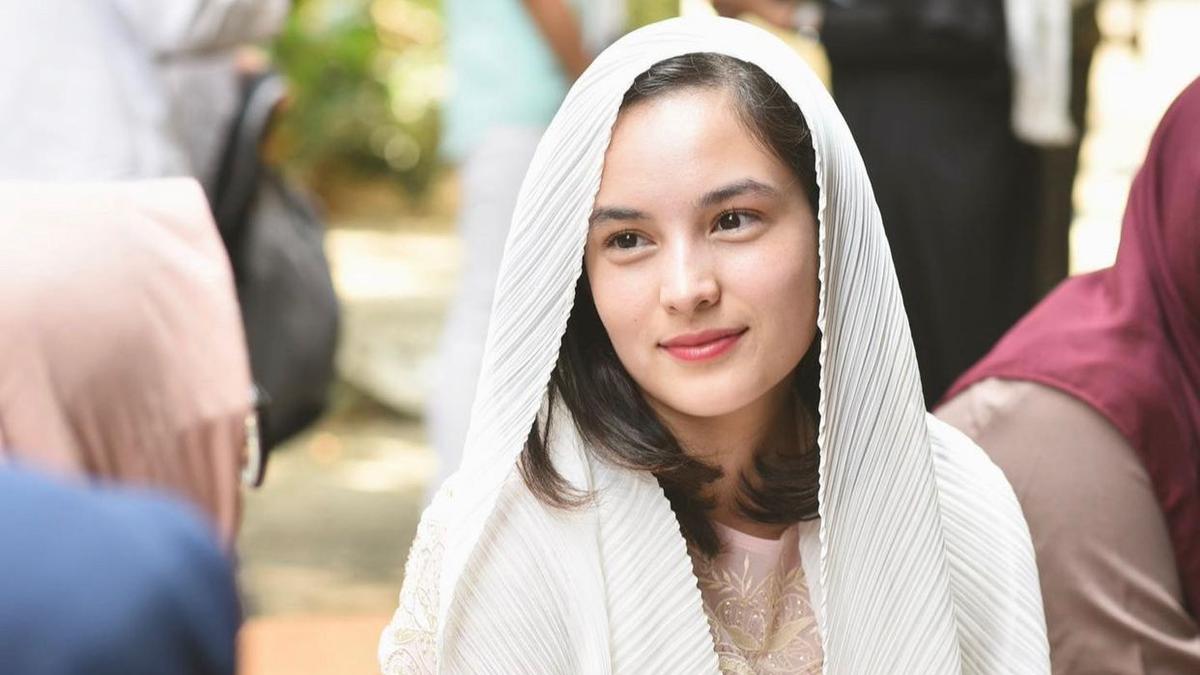 5 Potret Inspirasi Outfit Hangout Bersama Teman saat Ramadan ala ...