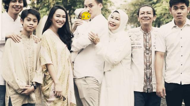 7 Potret Harmonis Dewi Yull dan Keluarga, Awet Muda di Usia 60 Tahun ...
