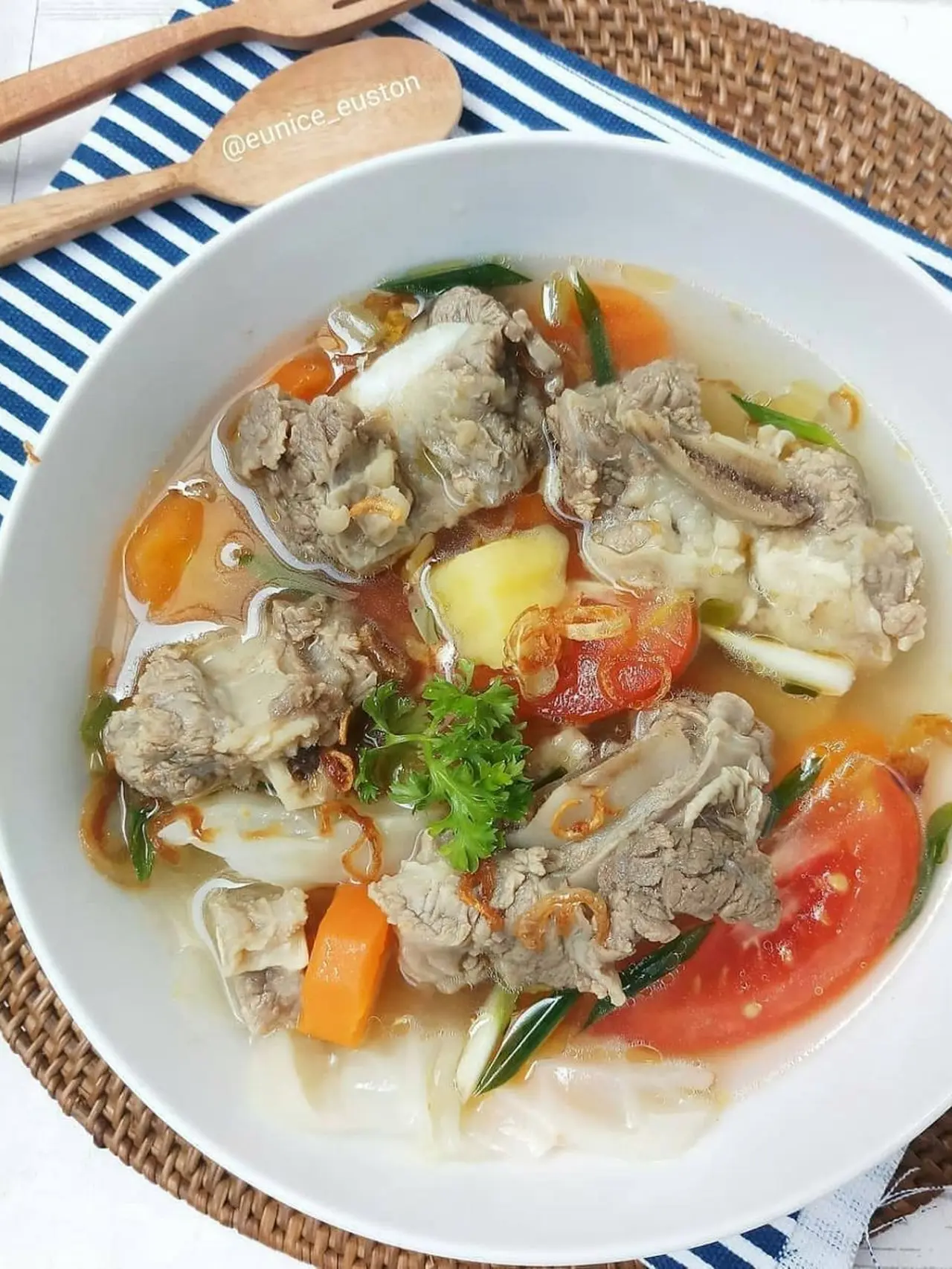 6 Resep Sop Tulang Sapi yang Enak dan Gurihnya Mantap - Hot Liputan6.com
