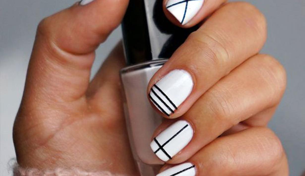 Tren Nail Art Hitam Putih Cantik dan Nggak Norak - Photo Fimela.com