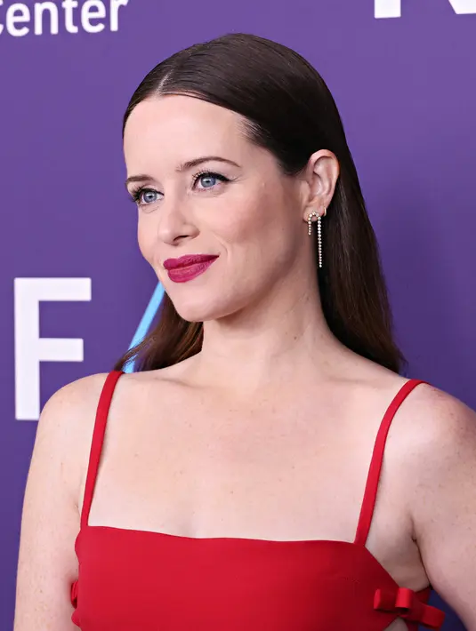 Claire Foy Tampil Elegan dengan Gaun merah di New York Film Festival ...