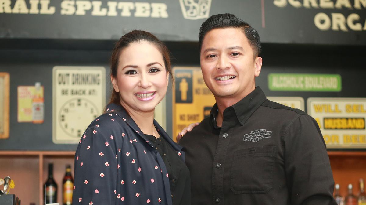 8 Tahun Bersama, Ini 6 Potret Mesra Deswita dan Ferry Maryadi