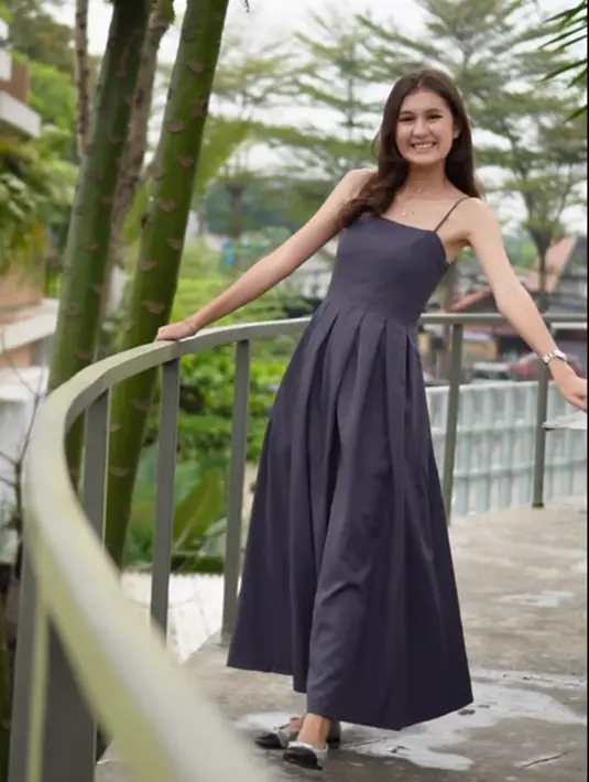 Pesona Zoe Jackson Pakai Dress Sleeveless di Hari Ultah Antonio Blanco ...