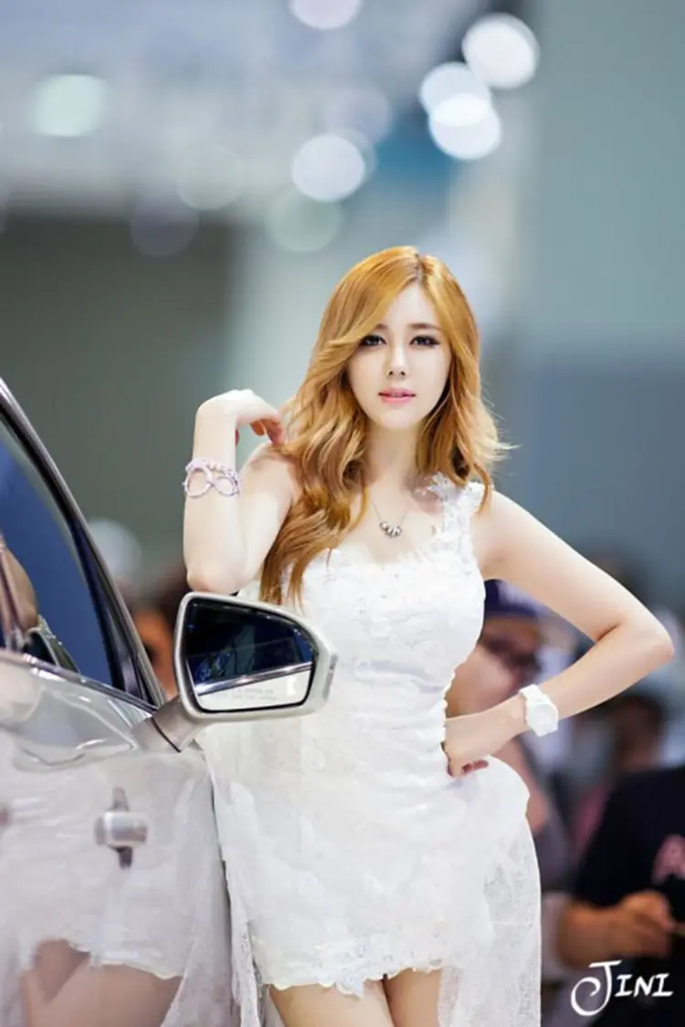 Pose Seksi Model Korea Di Bimos 2014 Galeri