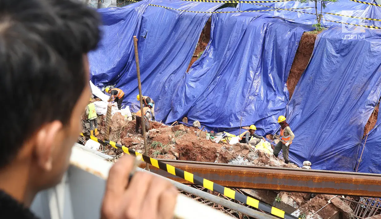 PHOTO: Tergerus Hujan, Tanah Proyek LRT di Depan Menara Saidah Longsor ...