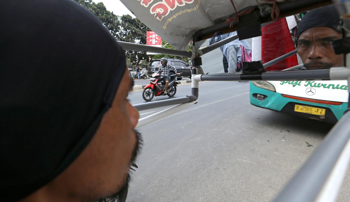 FOTO: Aksi Jalan Mundur Pria Asal Tulungagung Tiba di Bekasi - Foto ...
