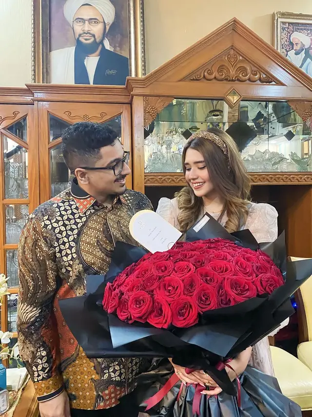 7 Potret Azella Alhamid Cucu Elvy Sukaesih yang Dilamar Kekasih ...
