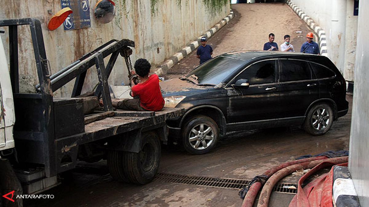 Evakuasi di B2 Gedung UOB Plaza Terkendala Kunci Mobil - News Liputan6.com
