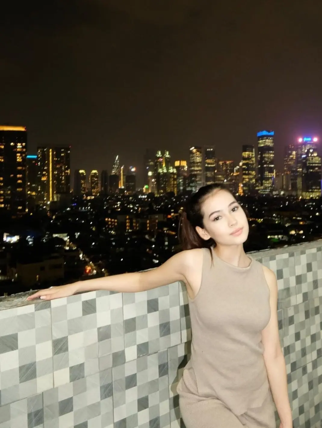 8 Potret Sandrinna Michelle yang Kerap Terbuka, Dinilai Terlalu Dewasa ...