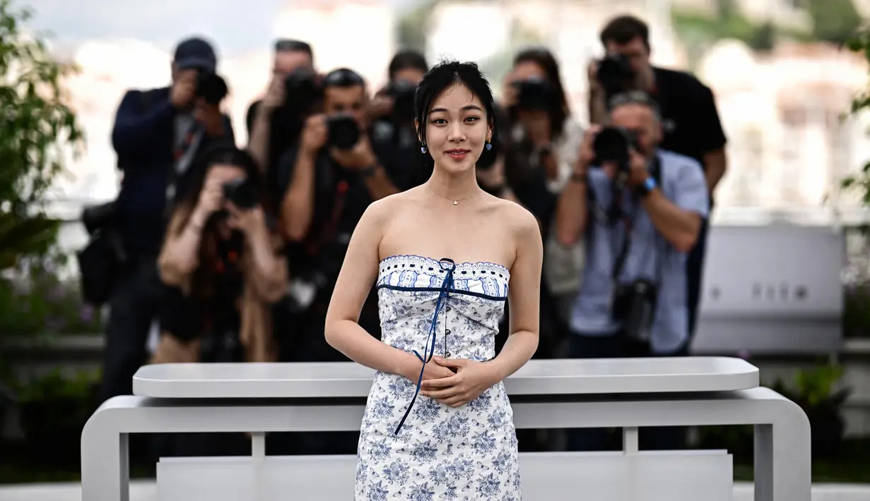 Senyum Kim Hyung-Seo alias BIBI di Festival Film Cannes ke-76 - Foto ...