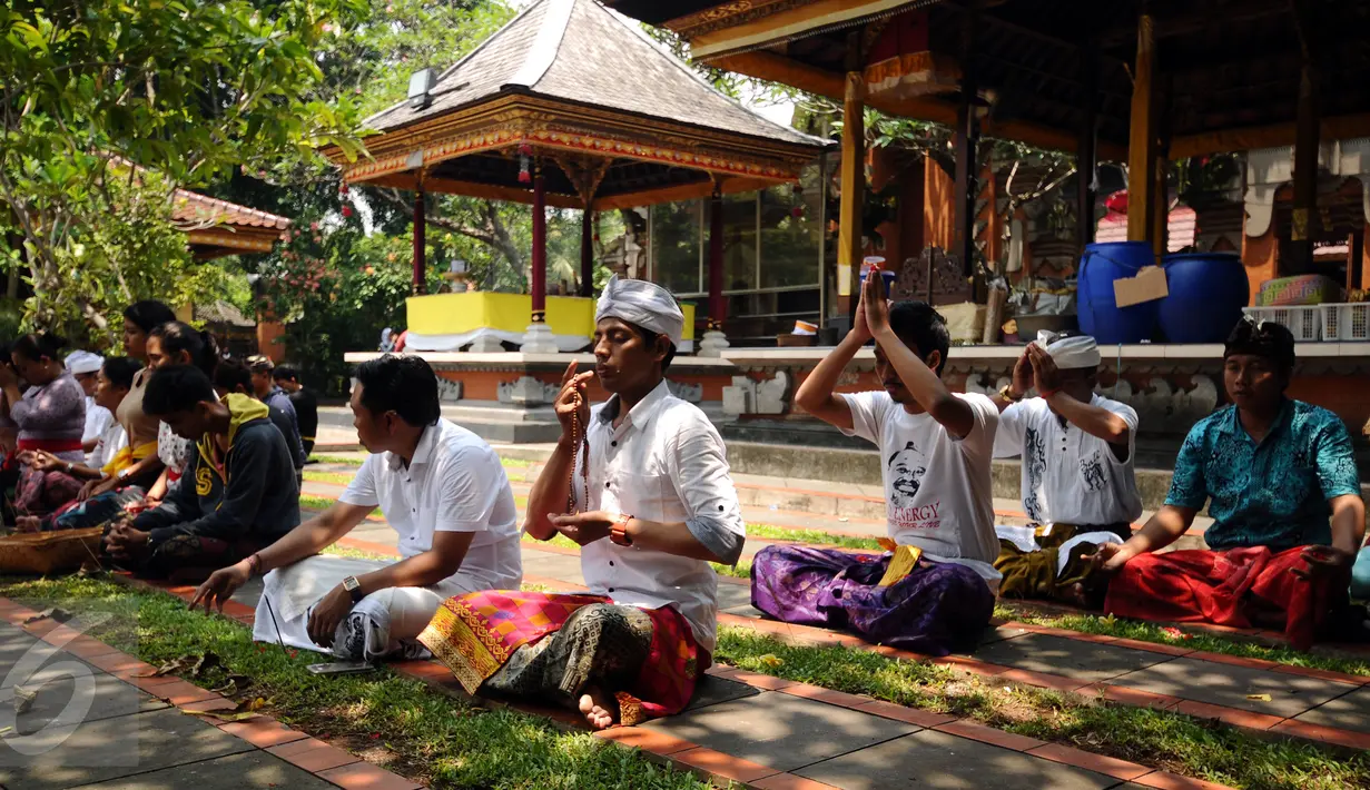 Nyepi, Umat Hindu Sembahyang di Pura Aditya Jaya - Foto Liputan6.com
