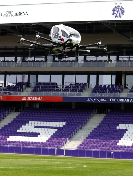 FOTO: Uji Coba Taksi Terbang EHang 216 - Foto Liputan6.com