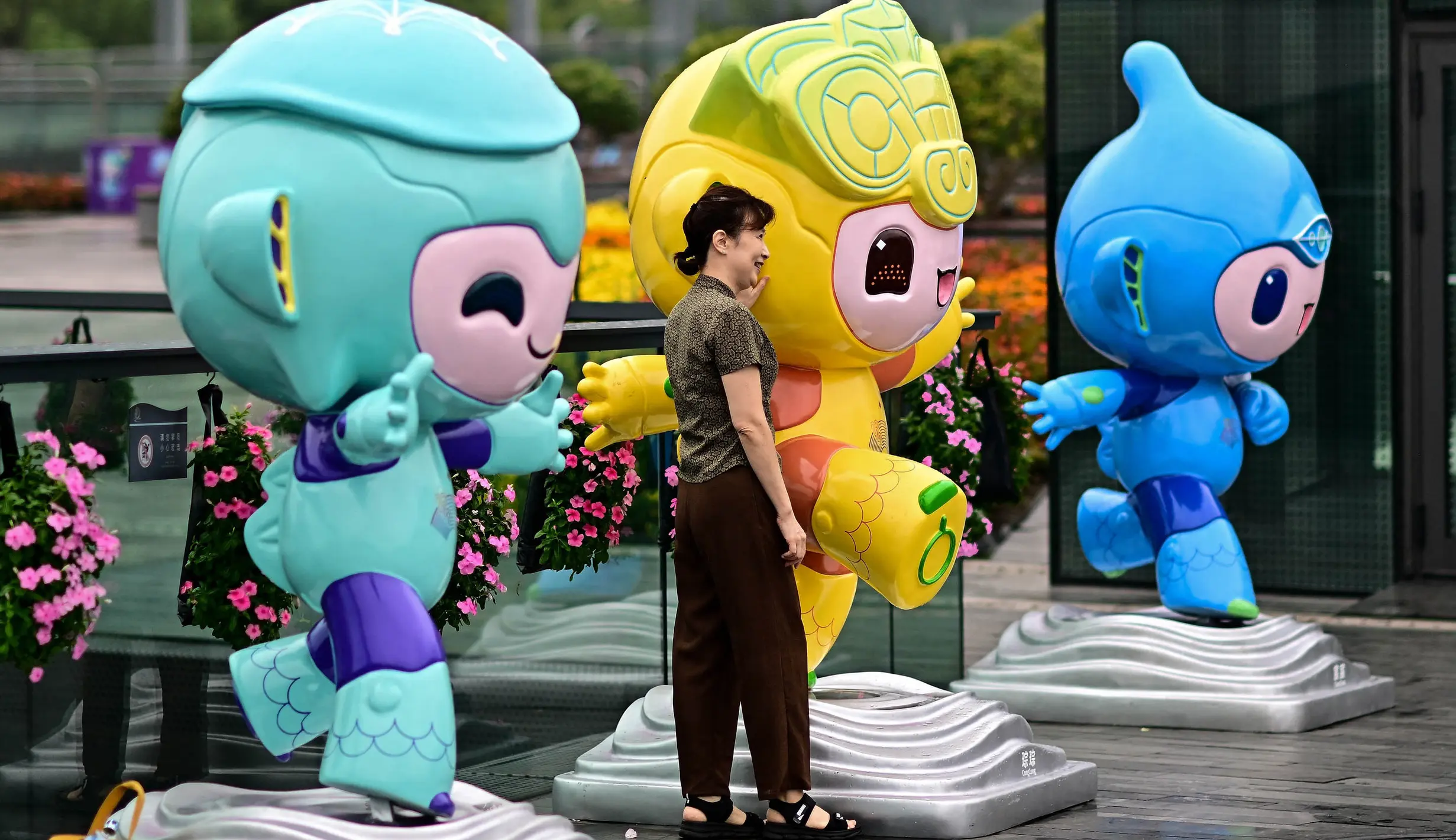 Maskot dan Poster Asian Games ke-19 Hiasi Pedestrian Sungai Qiantang di ...