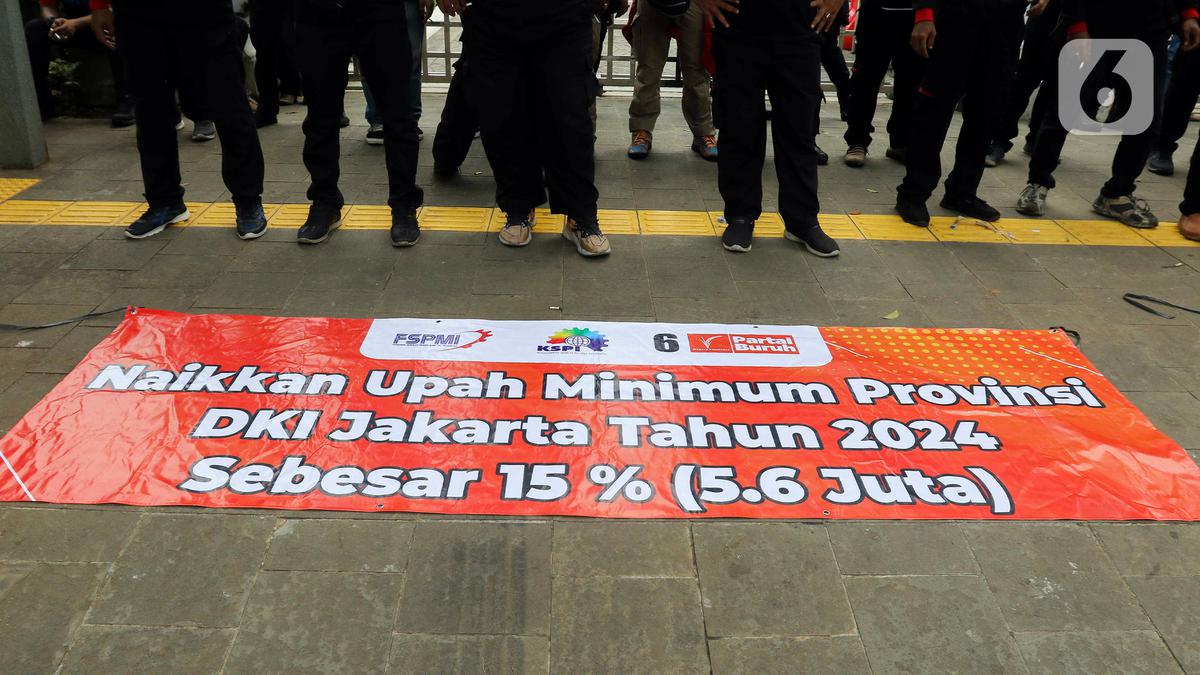 Buruh Geruduk Balai Kota DKI Jakarta, Minta UMP Naik 15 Persen - Foto ...