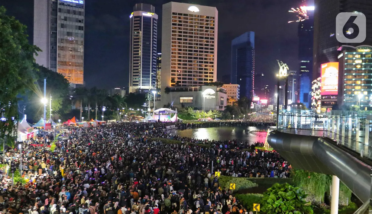 Rayakan Tahun Baru, Ribuan Warga Tumpah Ruah Padati Kawasan Bundaran HI - Foto Liputan6.com