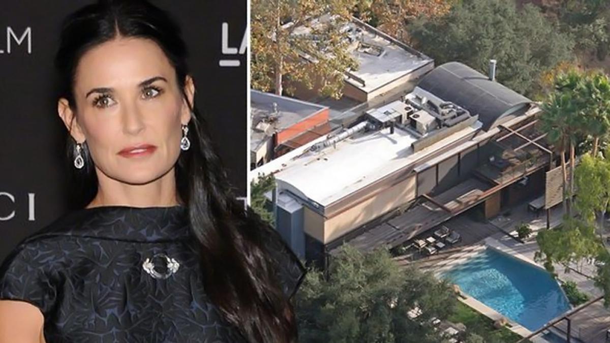 Ada yang Tewas di Rumah, Demi Moore Malah Asyik Jalan-Jalan - ShowBiz ...