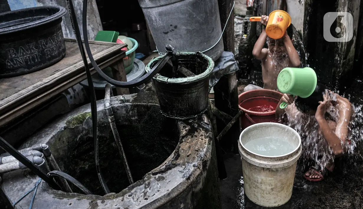 FOTO: Sumur Timba Masih Jadi Primadona Warga Pinggiran Ibu Kota - Foto ...
