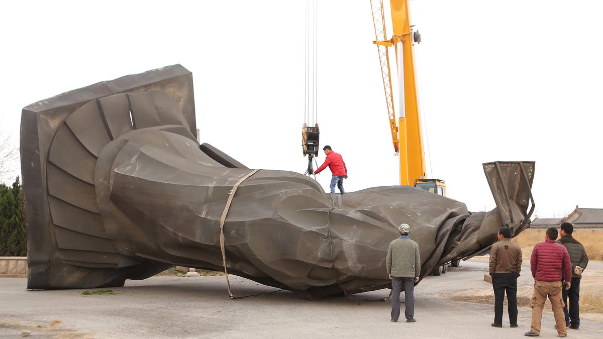 FOTO: Tertiup Angin, Patung Raksasa Kaisar Pertama China Roboh - Foto ...