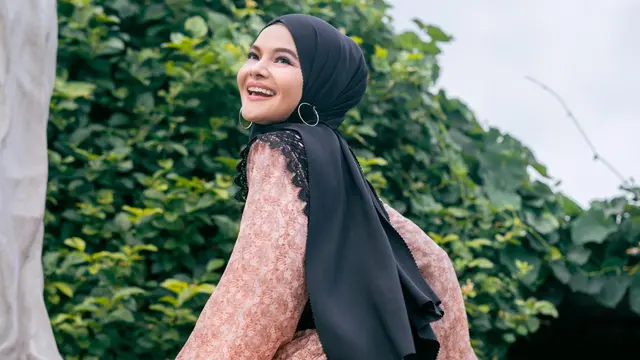 Terry Shahab Ungkap Rasa Syukur Lewat Single Hawa Surga - ShowBiz ...